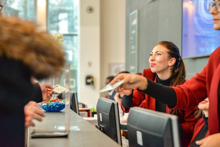 Hôtesse d’accueil un métier de l'offre service généraux de KS SERVICES